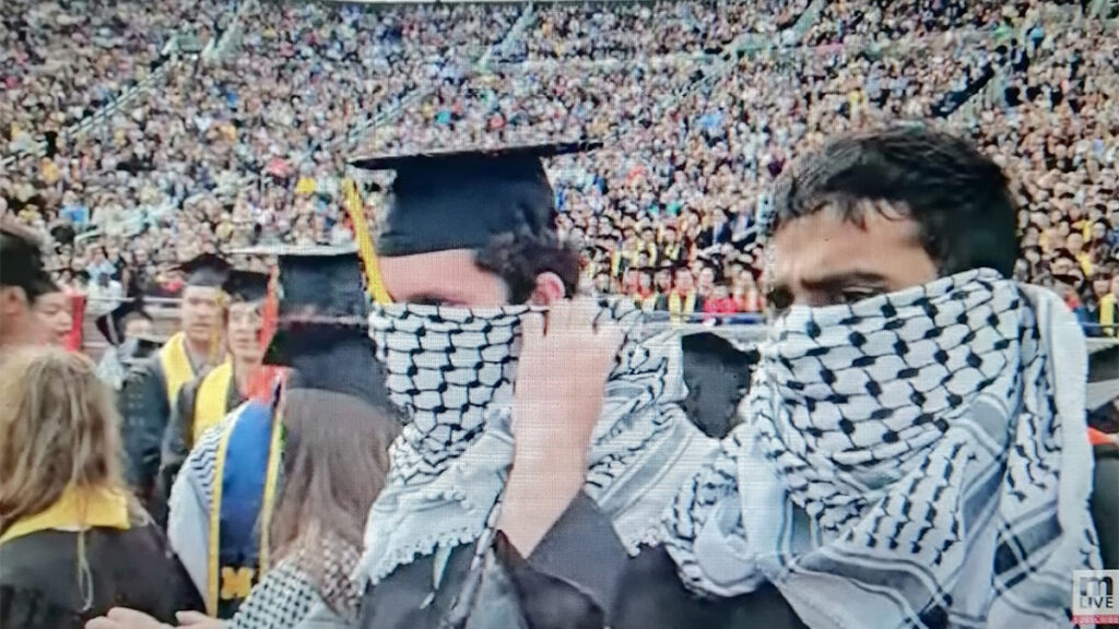 «Paura di invitare i miei genitori alla mia laurea? Non lo avrei mai pensato». Parla uno ...