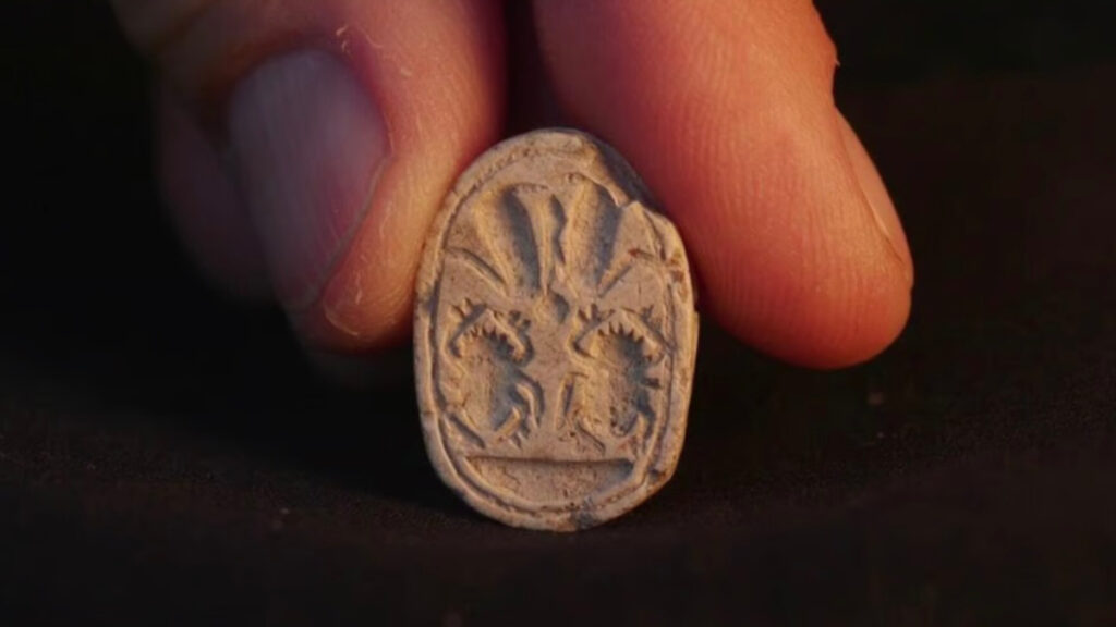 Tel Azeka: una bambina di 3 anni trova un amuleto a forma di scarabeo ...